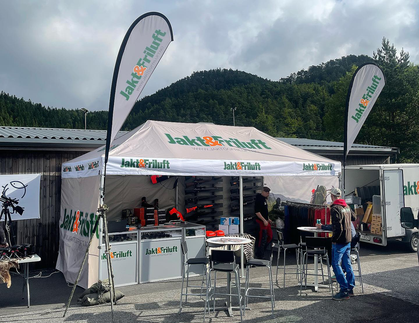 Ātri uzceļamas Easy Up un Pop-Up teltis | Hallgruppen